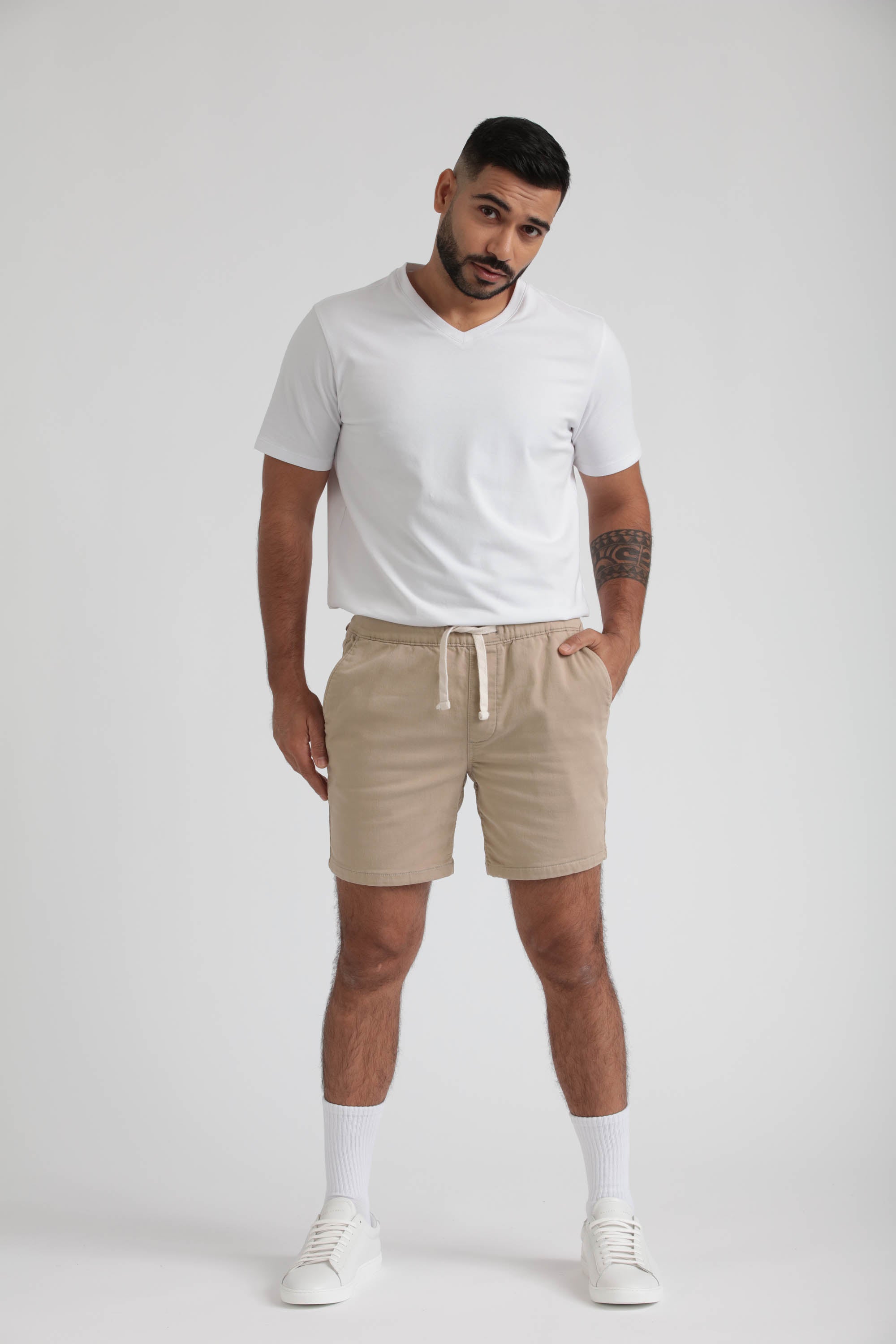 Everyday Comfort Shorts (Slim Fit) / Light Khaki & Navy | The Perfect Jean