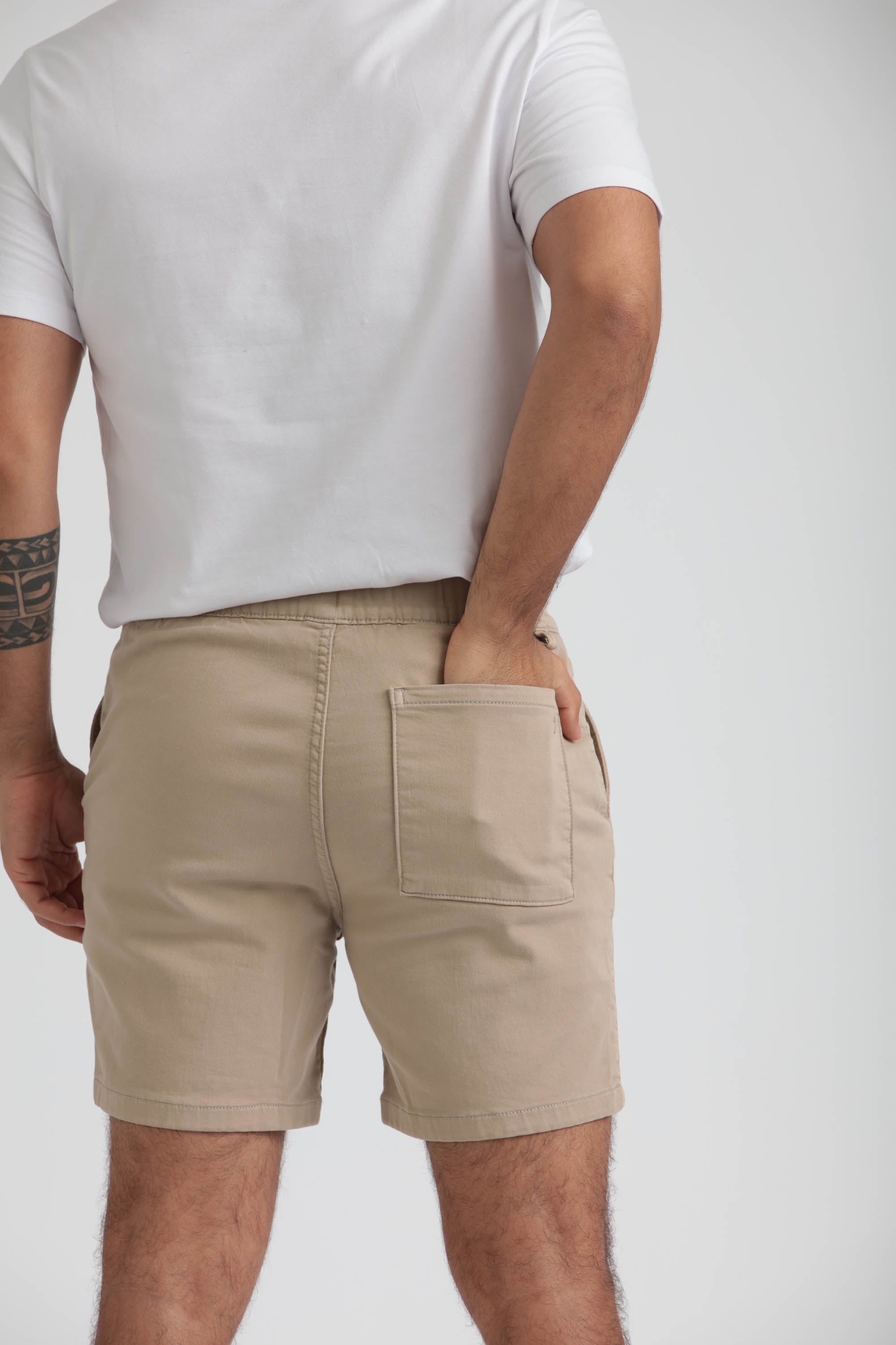 Everyday Comfort Shorts (Slim Fit) / Light Khaki & Navy | The Perfect Jean